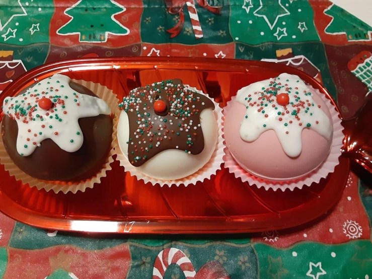 25 Super Cute Pictures Of Christmas Hot Cocoa Bombs To Inspire You ...